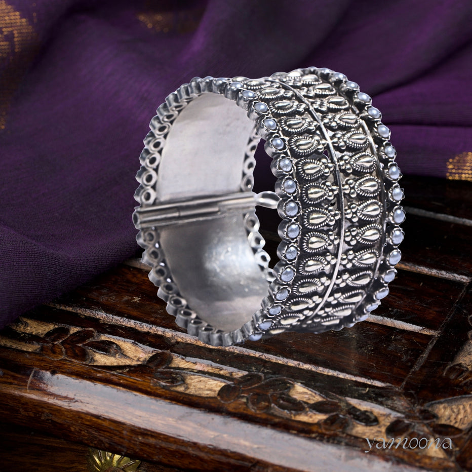 Niovi Pichola Silver Kada Bracelet – Yamoona